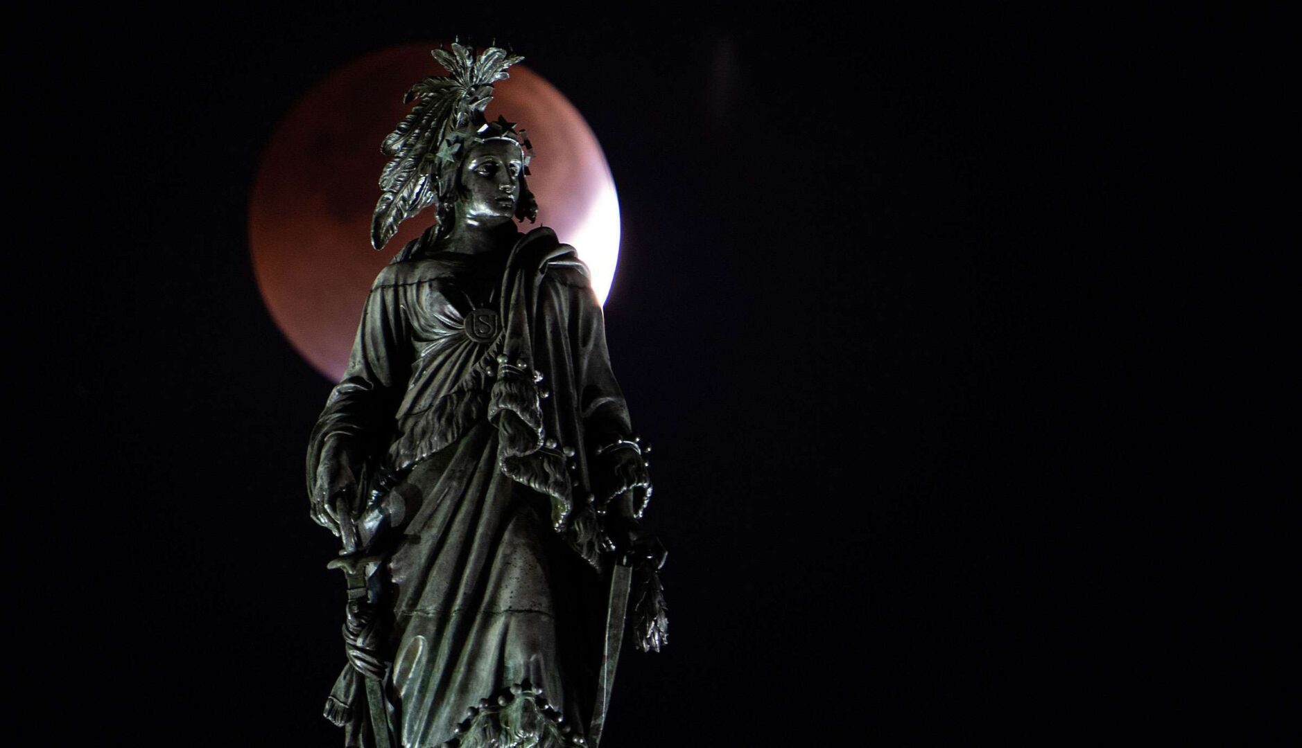 Capitol Lens | Shooting the moon - Roll Call